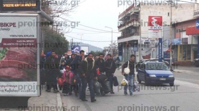 Εκατοντάδες πρόσφυγες πάνε με τα πόδια από την Καβάλα στην Ειδομένη ...