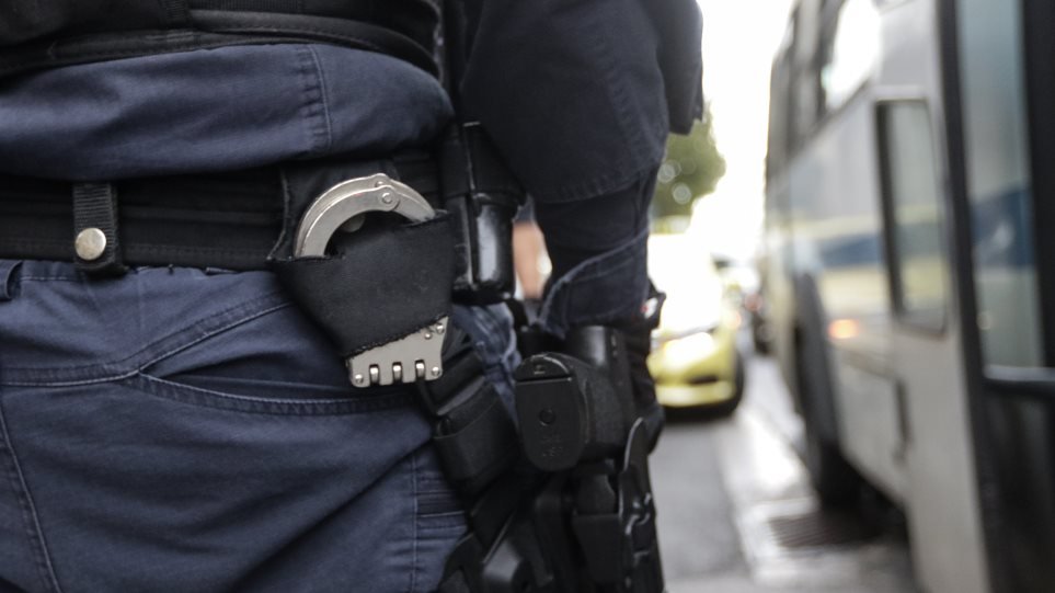Δύο αστυνομικοί σε μεγάλο κύκλωμα διακίνησης ναρκωτικών | dramini