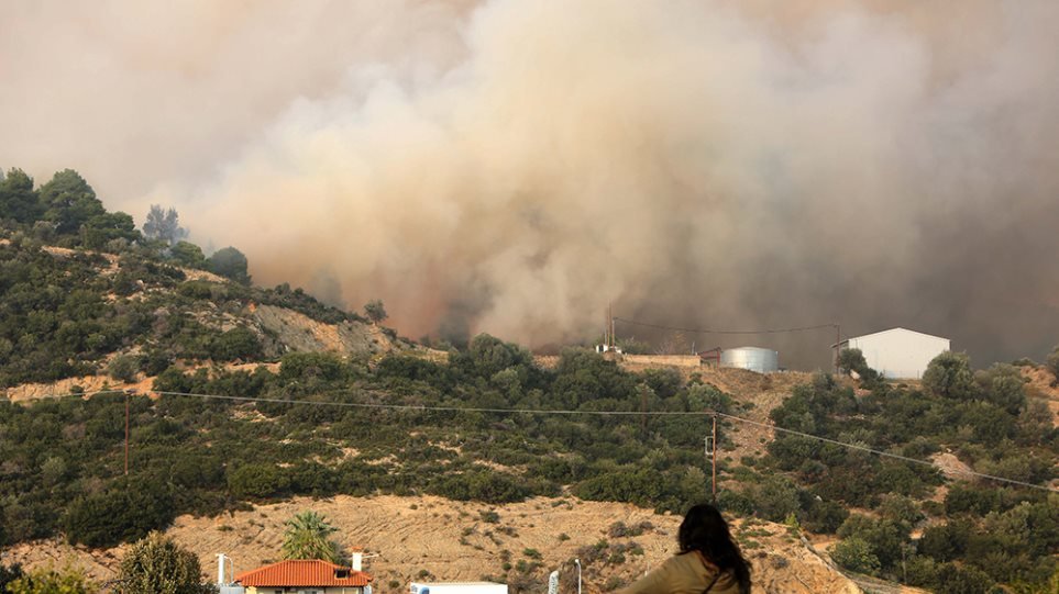 Δύσκολη νύχτα από τη φωτιά στη Χαλκιδική: Απομακρύνθηκαν κάτοικοι δια ...