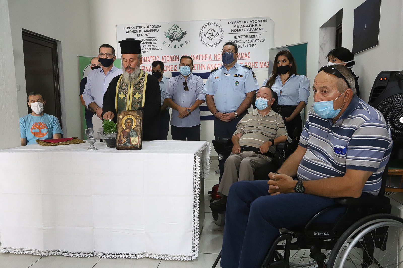 Υγειονομικό υλικό προς το Σωματείο ΑμεΑ από τους Αστυνομικούς της ...