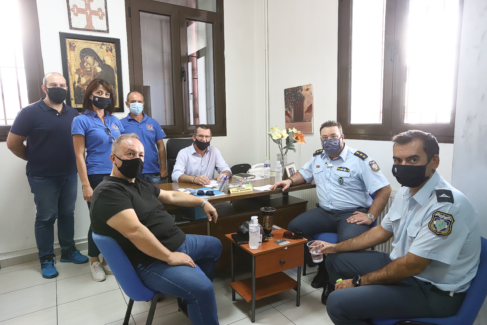 Υγειονομικό υλικό προς το Σωματείο ΑμεΑ από τους Αστυνομικούς της ...