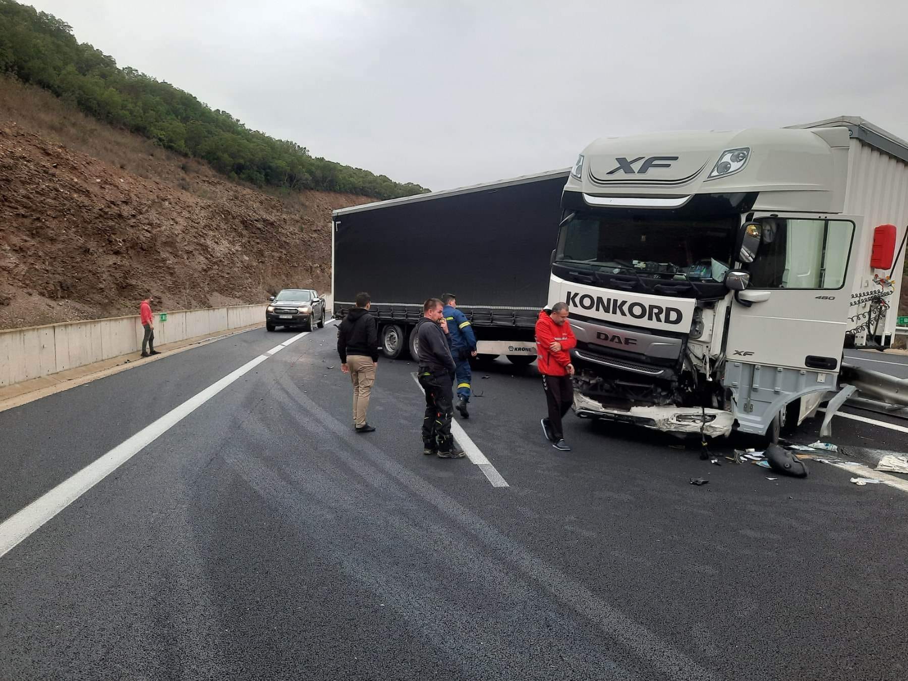 Δίπλωσε νταλίκα στον κόμβο της Μάκρης | dramini