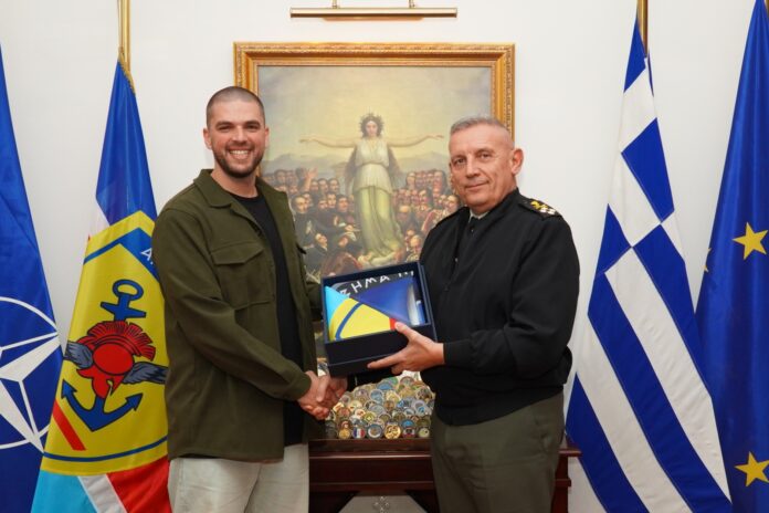 Στον αρχηγό ΓΕΕΘΑ ο Μάριος Γιαννάκου πριν αναχωρήσει για τα Ιμαλάϊα ...