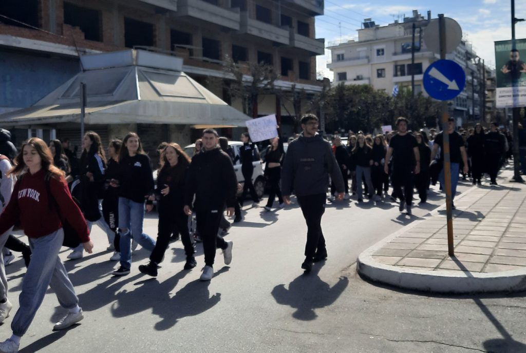 “Στους δρόμους” για την τραγωδία των Τεμπών οι μαθητές της Δράμας | dramini